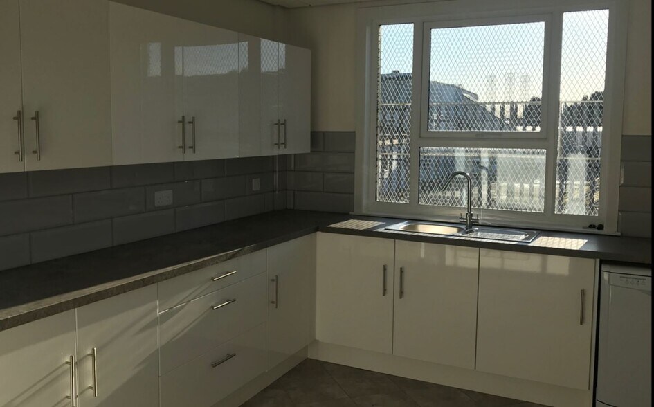 Mid Craigie Rd, Dundee DD4 7RH - East Kingsway Business Centre | LoopNet UK