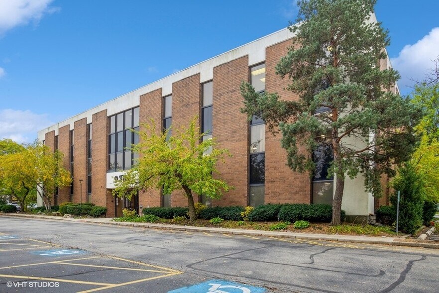 9301 Golf Rd, Des Plaines, IL 60016 - USA