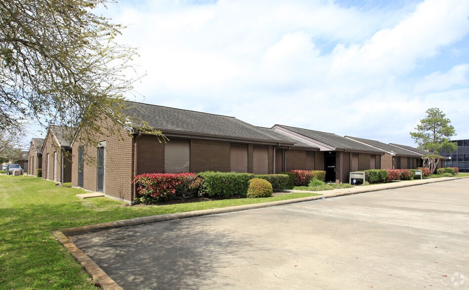16874-16876 Royal Crest Dr, Houston, TX 77058 | LoopNet UK