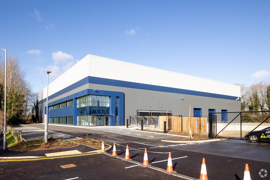 Riverside Way, Uxbridge, UB8 2YF - Bridge Point Uxbridge | LoopNet UK