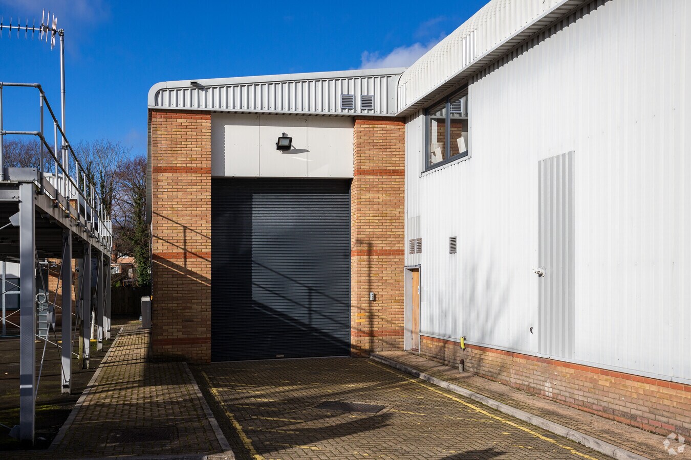 Deacon Field, Guildford GU2 8YT | LoopNet UK