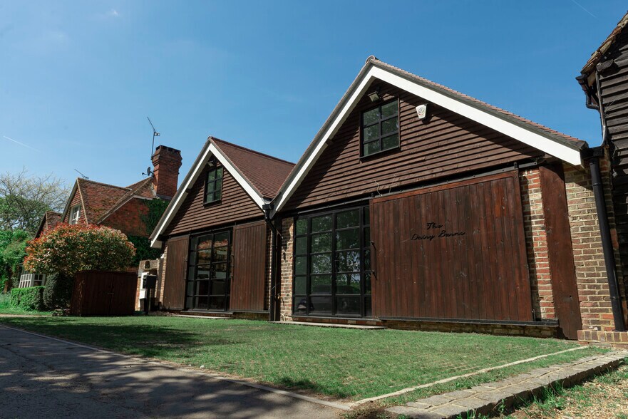 Dunsborough Park, Ripley, GU23 6AL | LoopNet UK