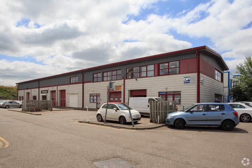 15B Oakcroft Rd, Chessington, KT9 1RH | LoopNet UK