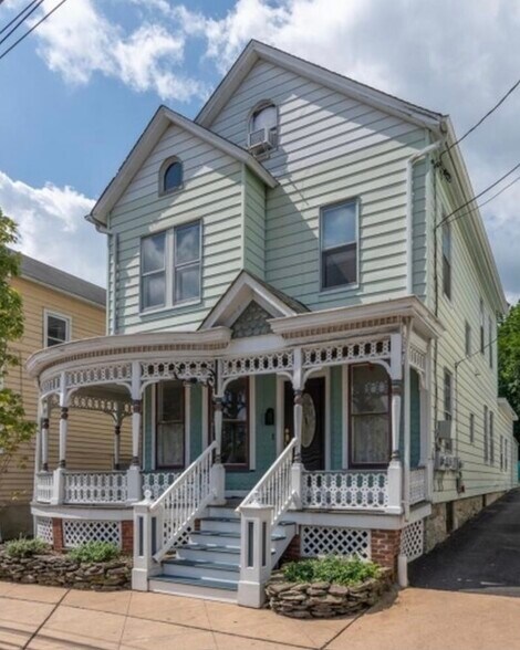 208 Main St, Hackettstown, NJ 07840 - USA