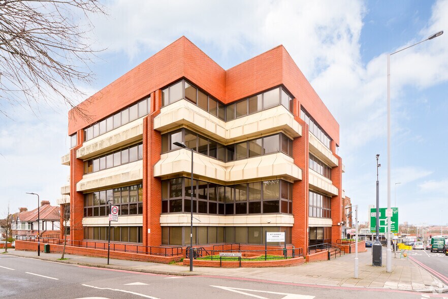 100 Hanger Ln, London, W5 1EZ - GBR