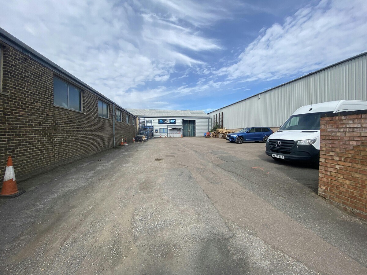 2 Greycaine Rd, Watford, WD24 7GP - Industrial for Rent - 9,875 SF