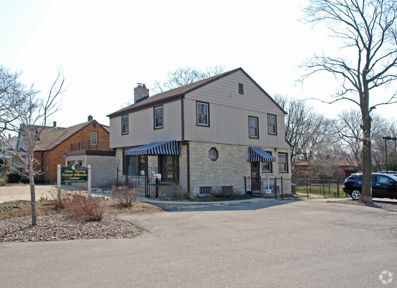 1405 W Silver Spring Dr, Milwaukee, WI 53209 - USA