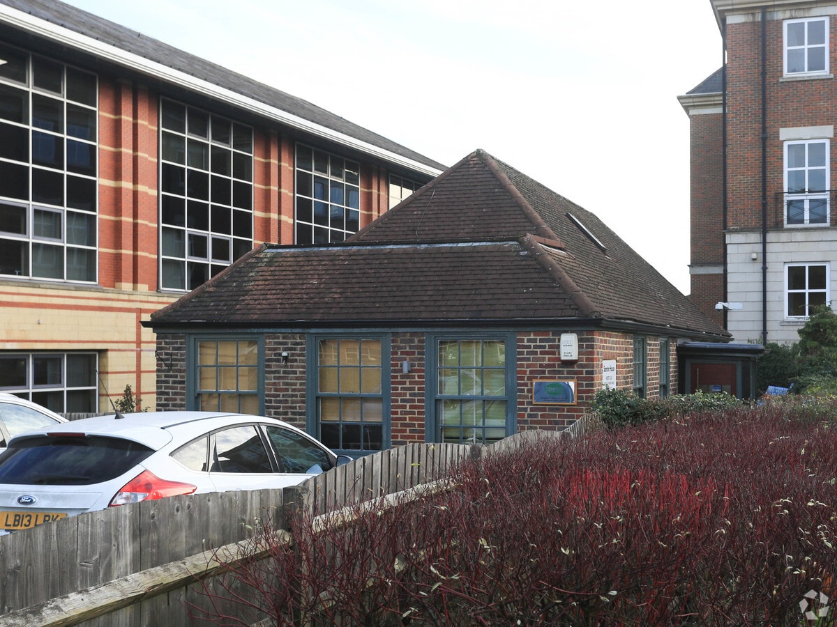 1 Castlefield Rd, Reigate, RH2 0SA - GBR