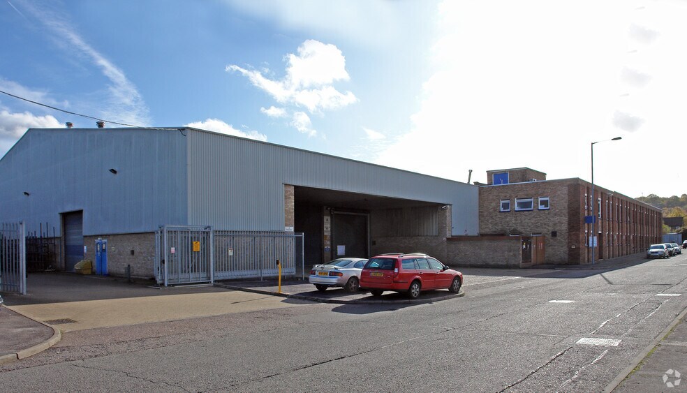 Dallow Rd, Luton, LU1 1TR - Finway | LoopNet UK