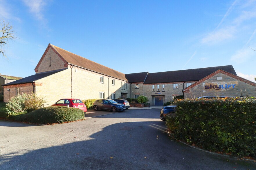Mercer Manor Barns, Newport Pagnell MK16 9PU | LoopNet UK