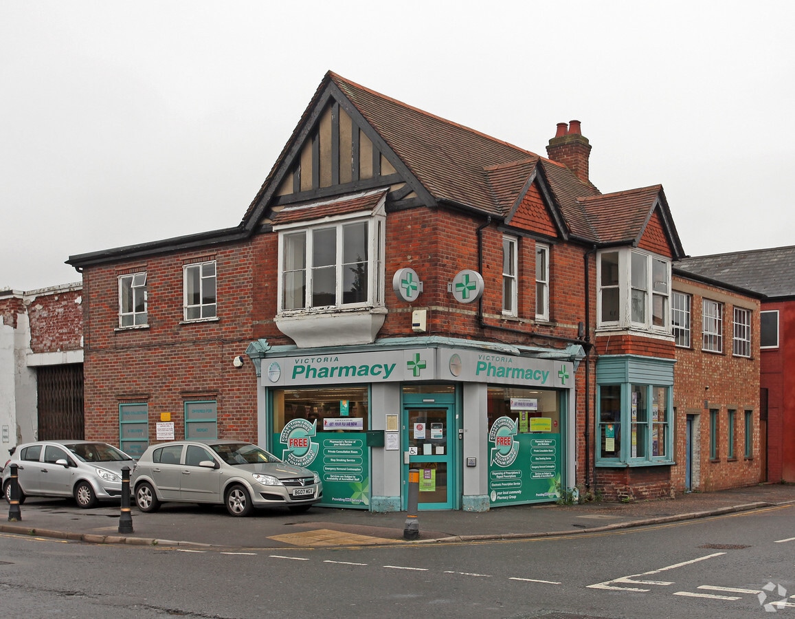 19 Desborough Av, High Wycombe, HP11 2RS - GBR