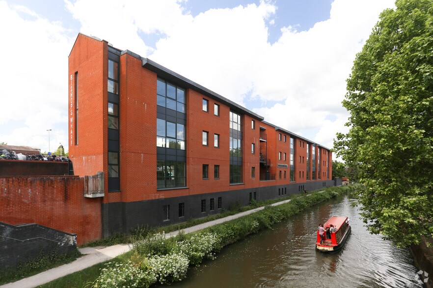 Walnut Tree Clos, Guildford, GU1 4UW - GBR