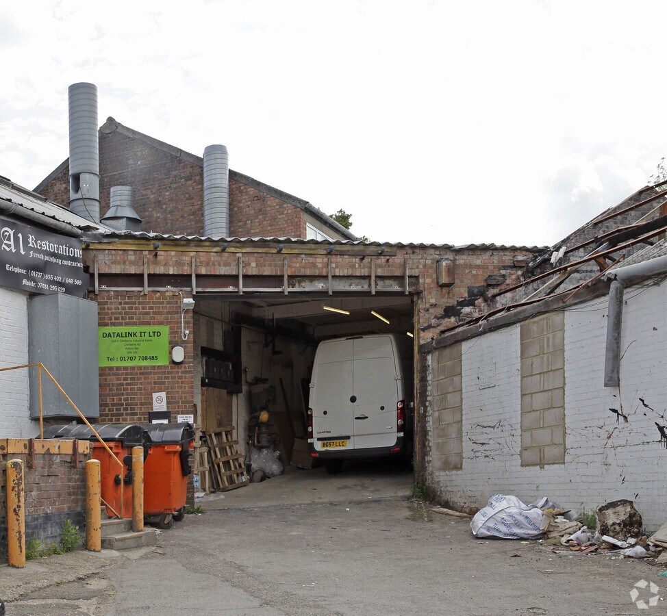 8 Cranborne Rd, Potters Bar, EN6 3AH - GBR