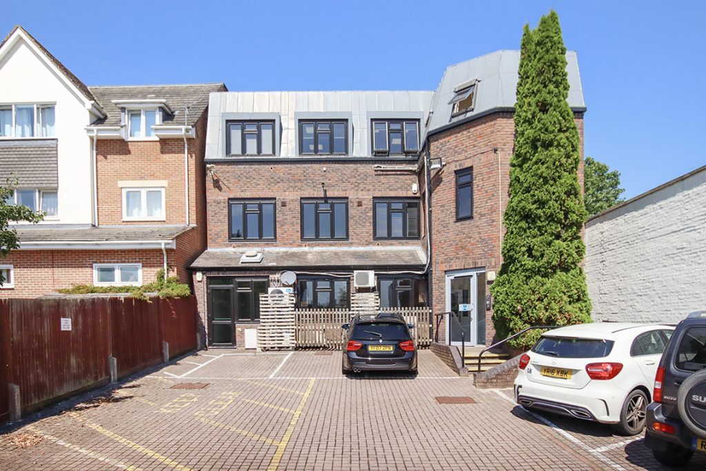 161 Fleet Rd, Fleet, GU51 3PD | LoopNet
