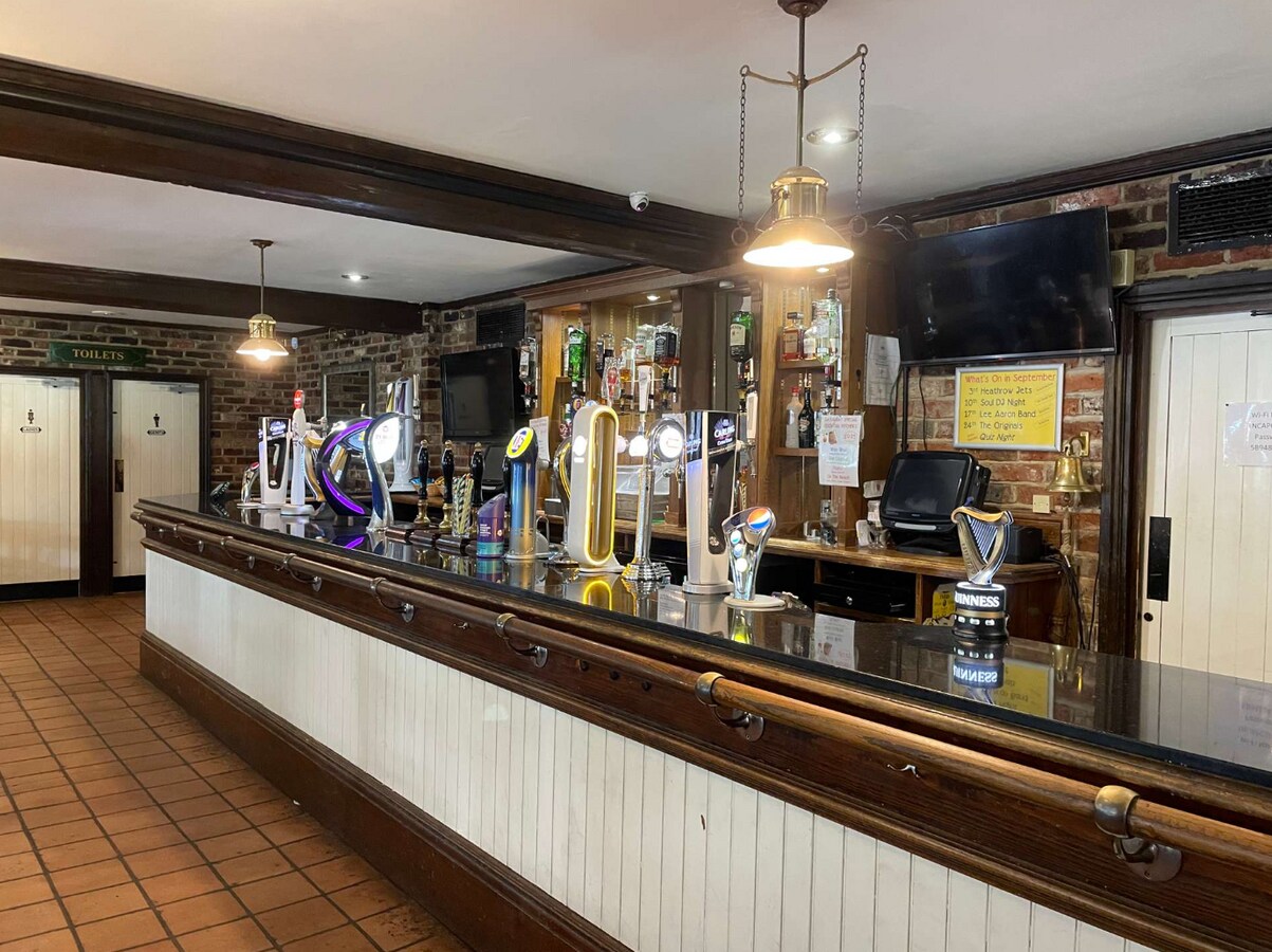 7 Falkners Close, Fleet GU51 2XF | LoopNet UK