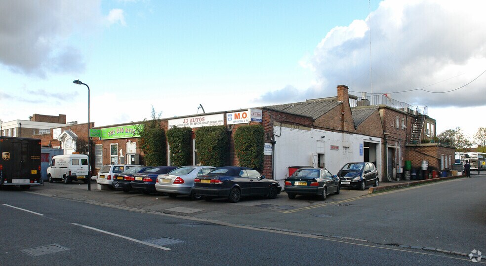 7 Wadsworth Rd, Greenford, UB6 7JD