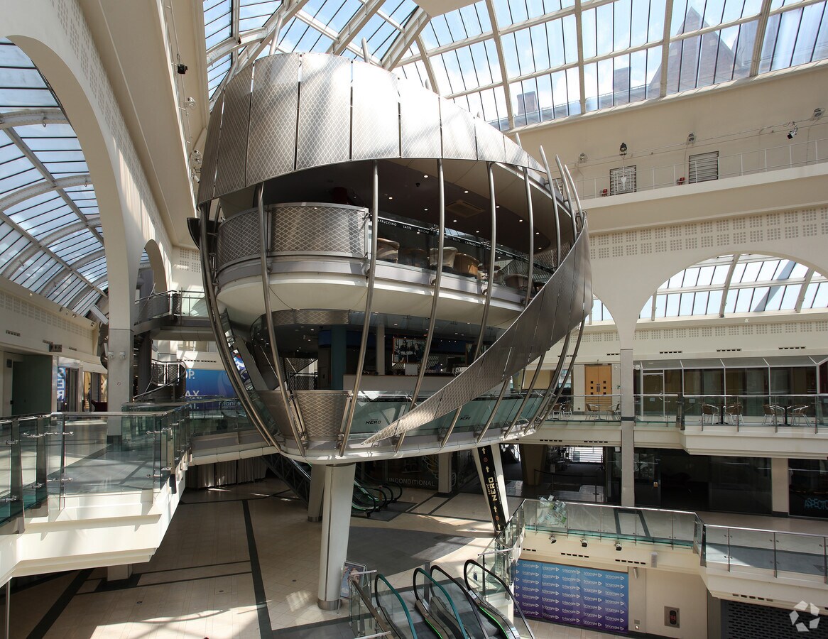 Roomzzz Manchester Corn Exchange, 37 Hanging Ditch, Manchester, M4 3TR ...