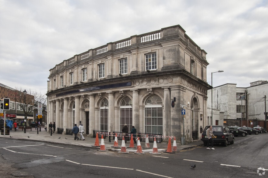 Retail / Bank property for Sale in 35 Green St, Neath, SA11 1DB - 4,521 sq ft | LoopNet