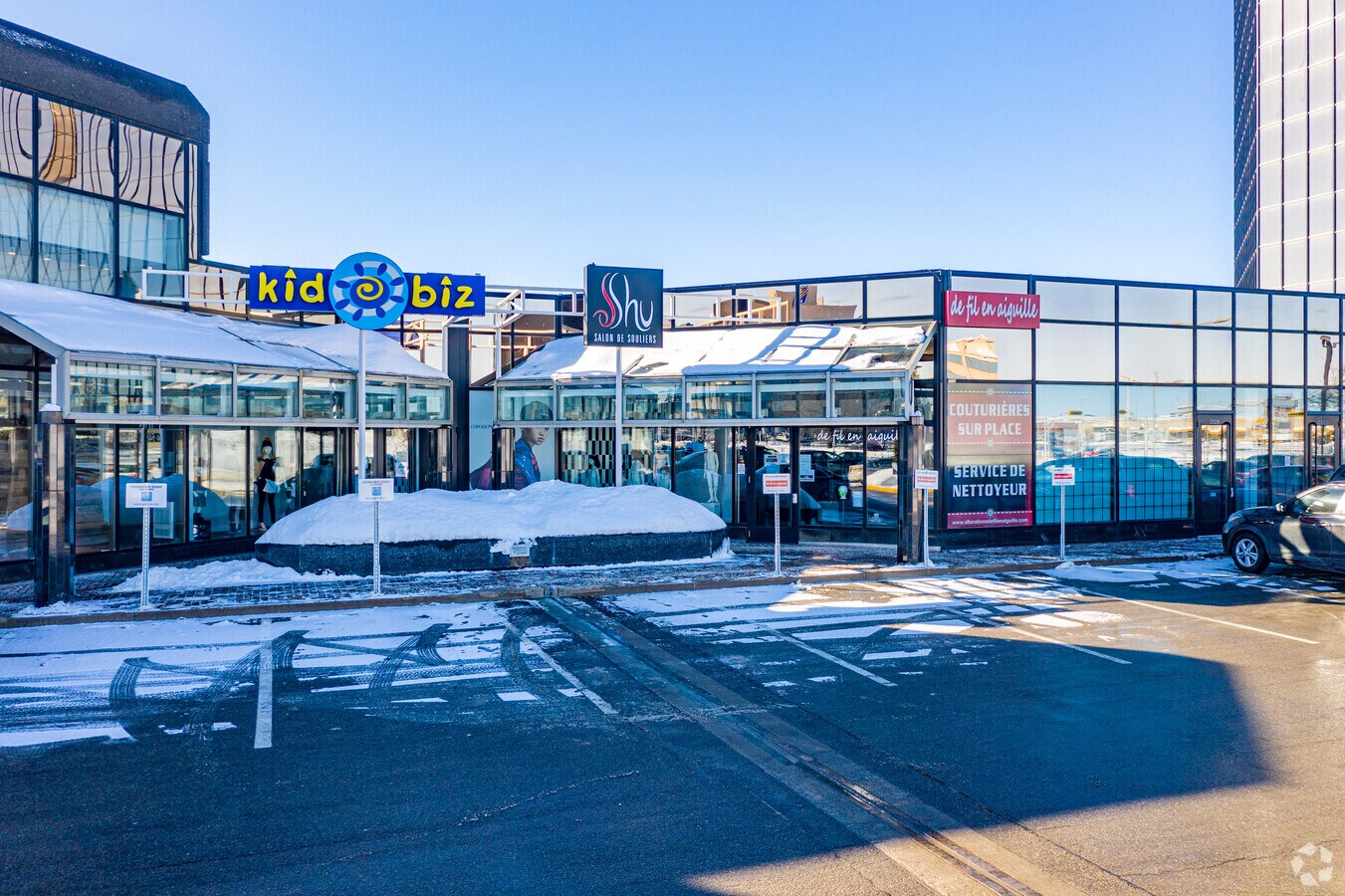 2500 Boul Daniel-Johnson, Laval H7T 2R3 - Tour 1 | LoopNet UK