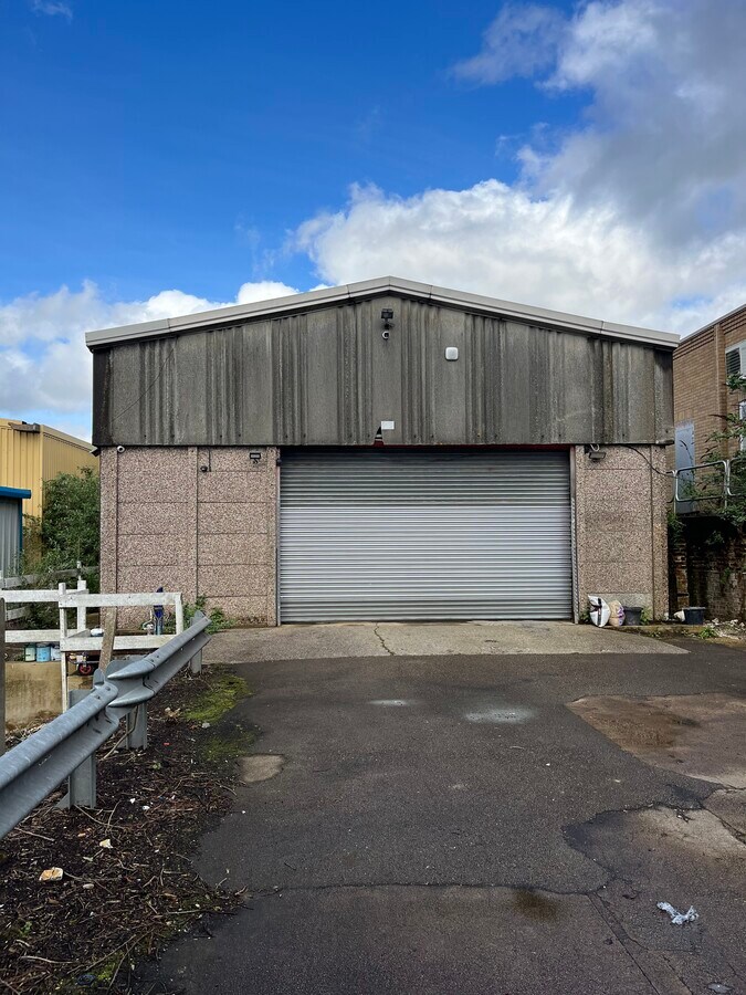 London Luton Airport, 119 Provost Way, Luton, LU2 9PB | LoopNet