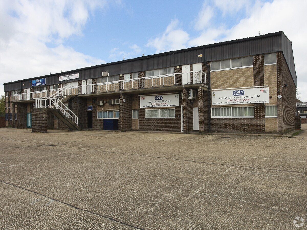 Oakwood Hl, Loughton, IG10 3TZ - GBR